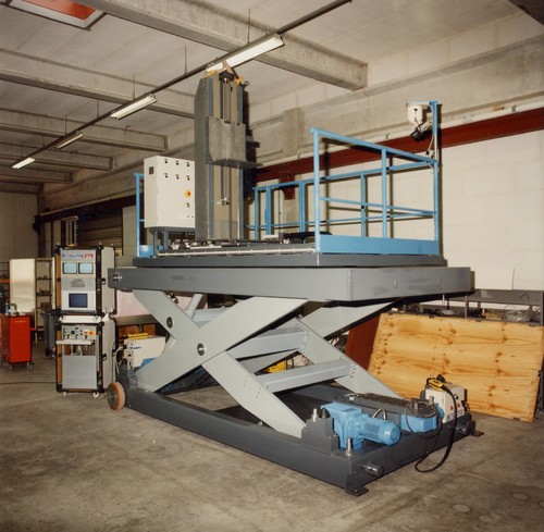 UNIVERSAL NUCLEAR EQUIPMENT